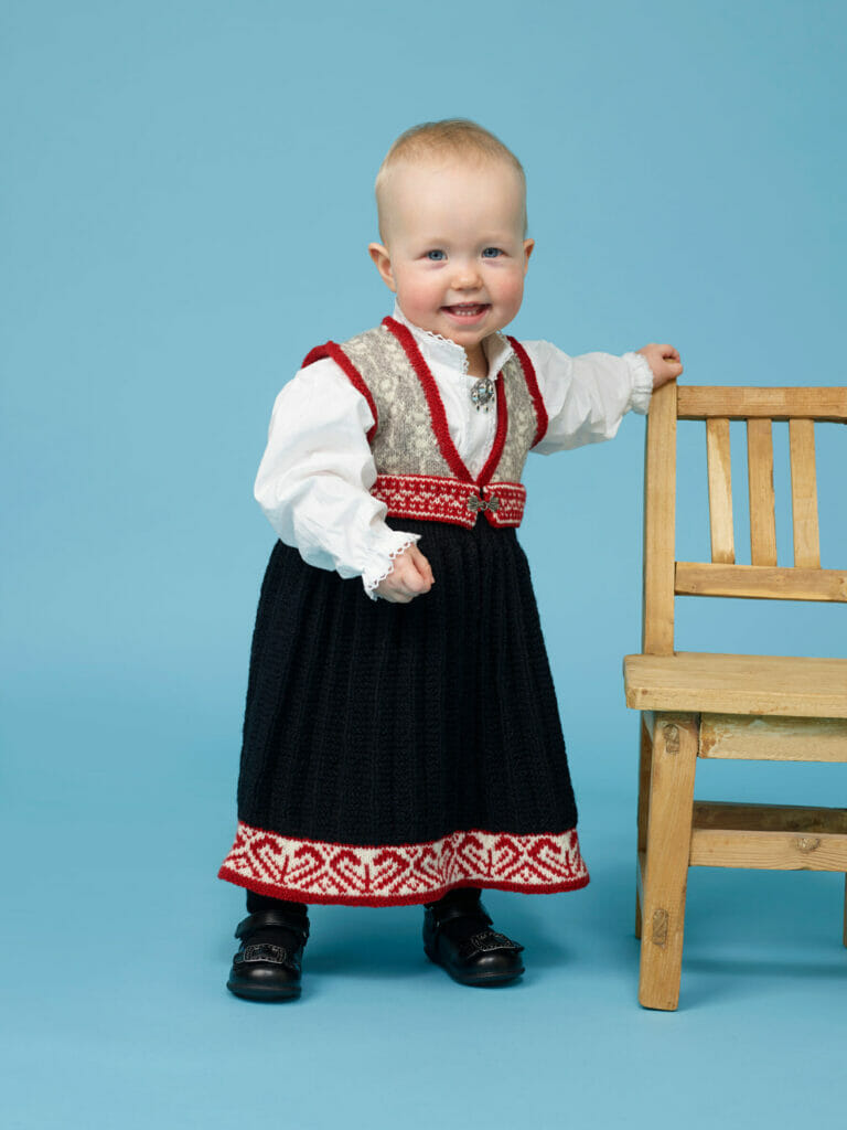 Festdrakt stakk til barn strikkepakke hos Ulla Garn og Broderi